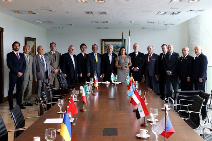 Governador em exercício recebe cônsules de 14 países - Mural do Paraná