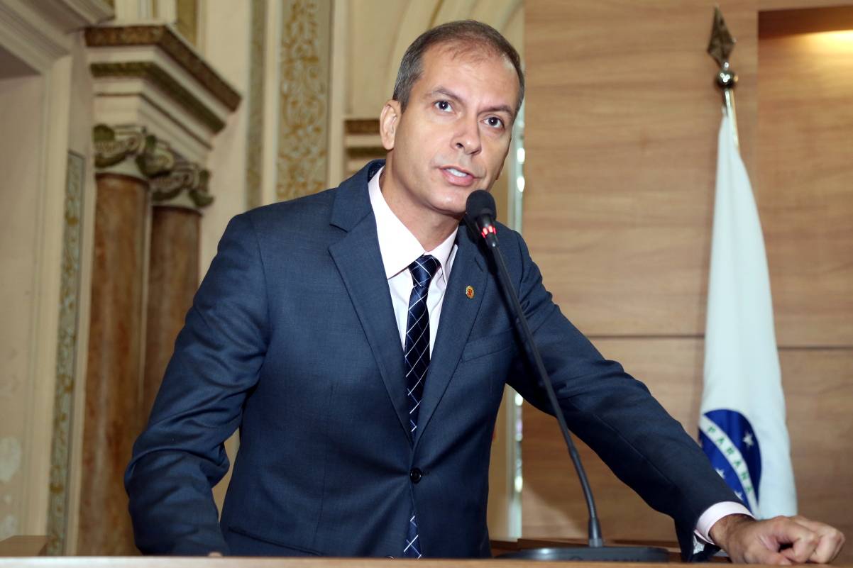 Lucas, o primeiro assessor, tenta barrar Euler no evento Smart City - Mural do Paraná